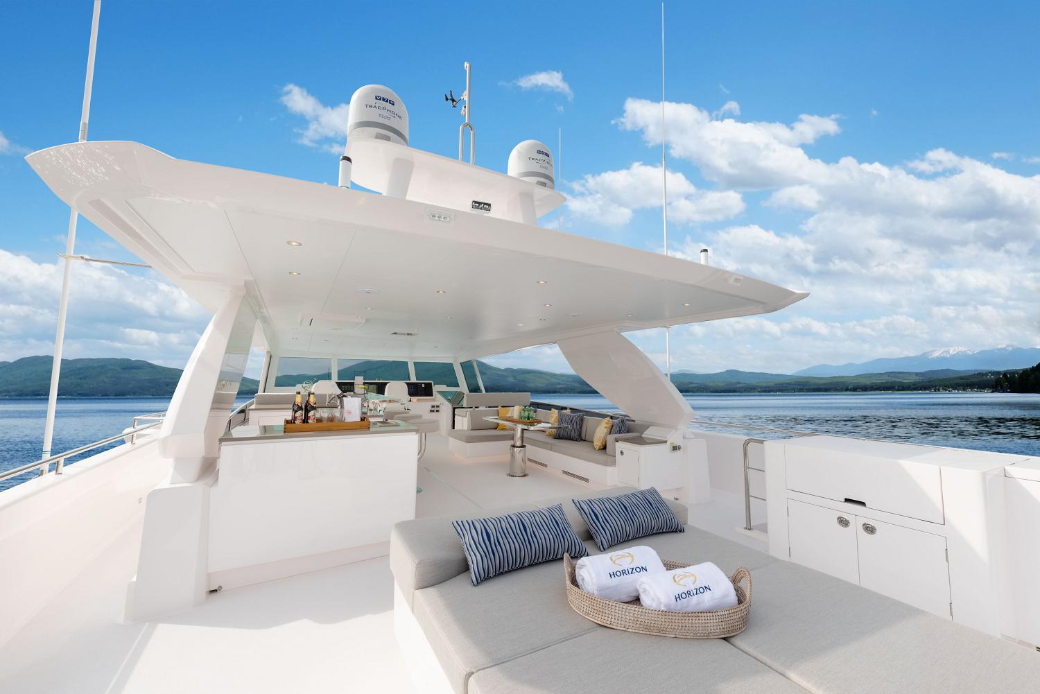 Yacht DF77 SKYLINE , Hull #2 - Horizon Yachts | CHARTERWORLD Luxury ...